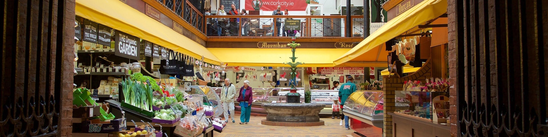 Mercado interno com diversos boxes vendendo alimentos orgânicos e produtos frescos.
