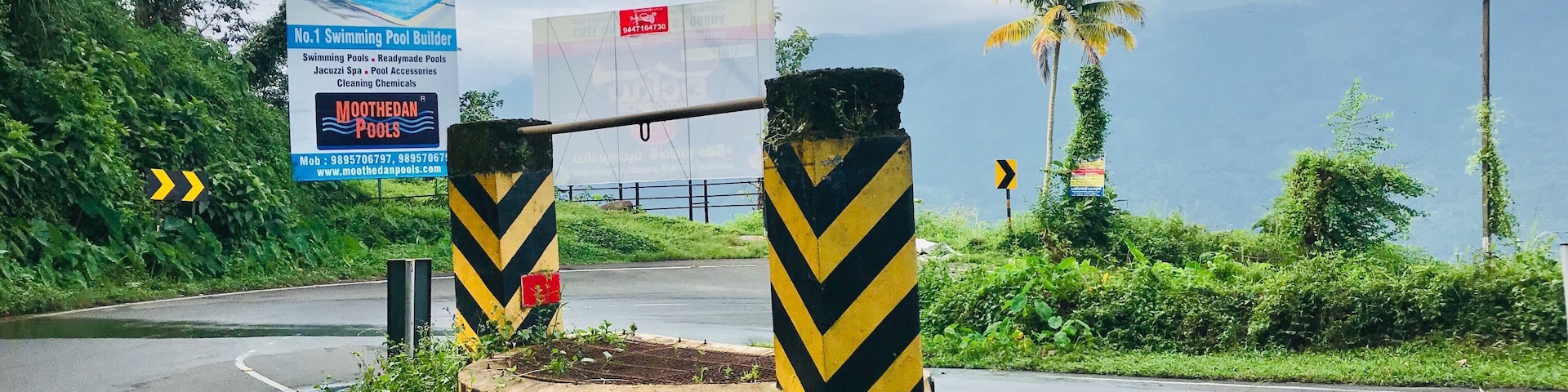 It’s quiet fascinating that a 'well' is situated in the middle of the road & it's in a hairpin turn too..(Thodupuzha- puliyanmala Road in idukki district.)#OnTheRoad#Roadtrip#Greatoutdoors#idukki#kerala#India🛣
