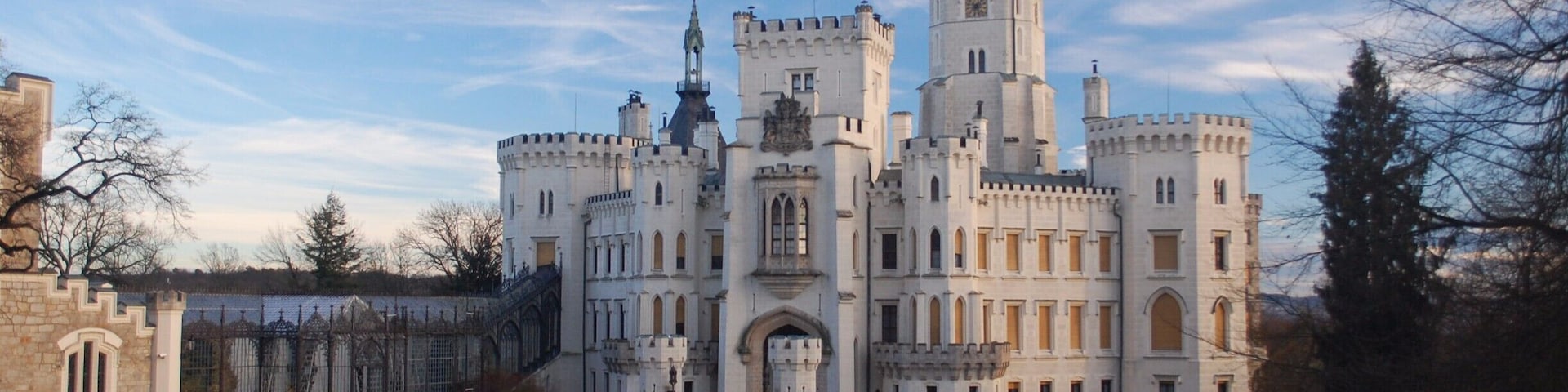 Chateau in the very small town of Hluboká nad Vltavou.
Nice place to visit during the warmer months of the year, and often overlooked by tourists. It's a 5 minute walk from the town's main street. It's a short bus journey from České Budějovice.
#CeskeBudejovice #SouthBohemia #HiddenGem #Chateau #Hluboka #TroveOnTuesday