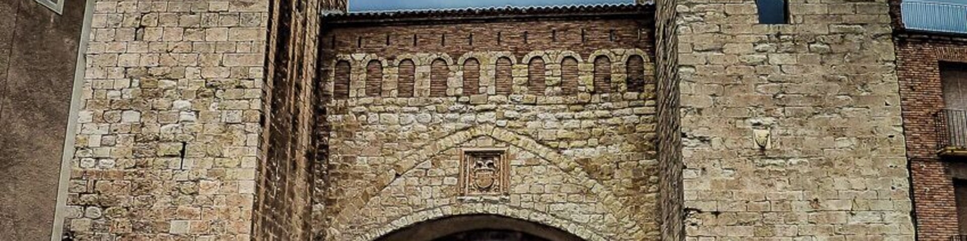 Daroca is a city in the province of Zaragoza. It's a fortified complex surrounded by walls built between the thirteenth and sixteenth century and preserved almost in its entirety. Stands out two defensive doors at the two main entrances to the city. The Puerta Baja (Picture here), remodeled in the sixteenth century with two square towers, and the Puerta Alta, transformed in the seventeenth century.