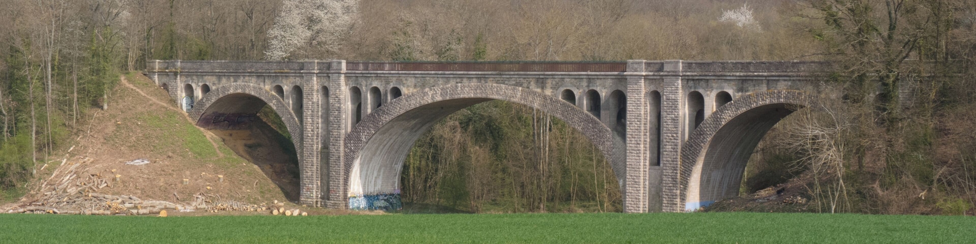 Viaduc sur l'Yerres de l'ancienne ligne de Paris-Bastille à Marles-en-Brie.