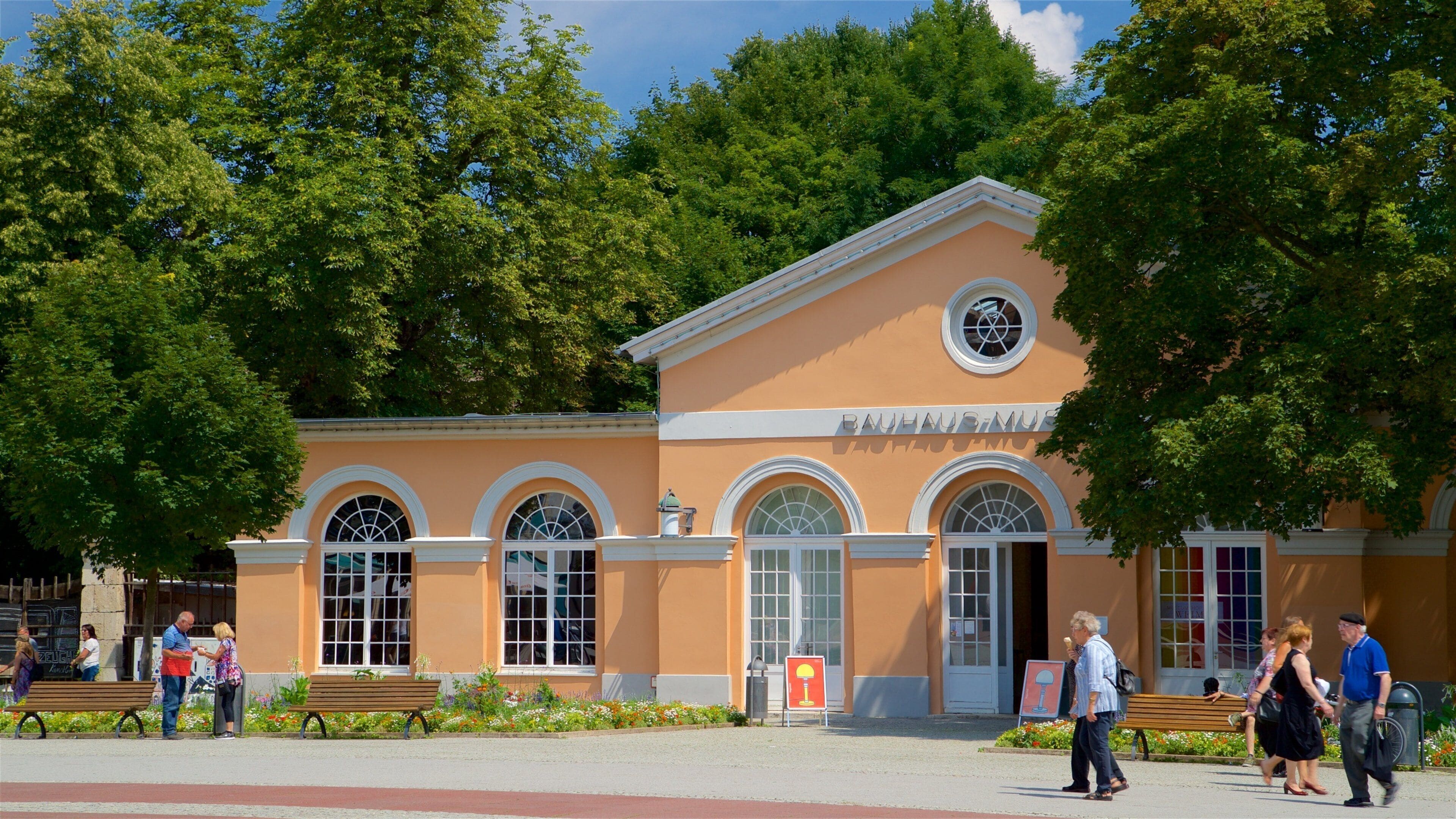Bauhaus Museum caracterizando cenas de rua assim como um pequeno grupo de pessoas