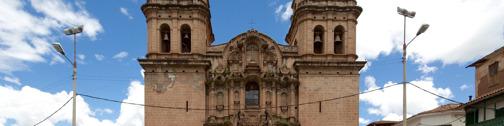 Cusco showing a church or cathedral, street scenes and heritage architecture