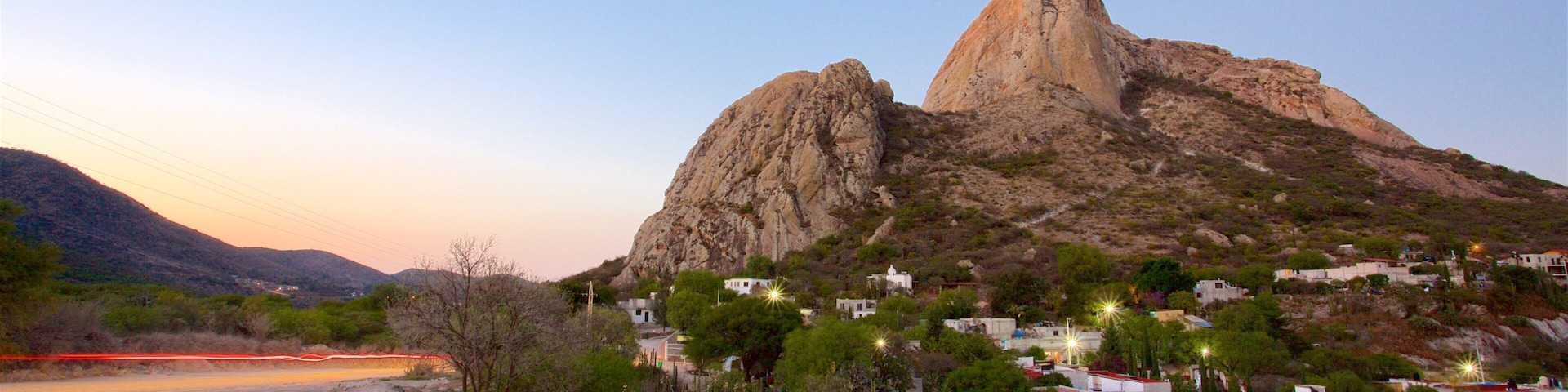 Pena de Bernal caracterizando um pôr do sol, cenas tranquilas e montanhas