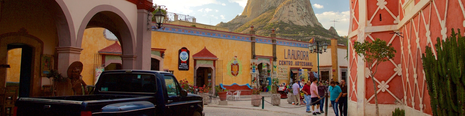 Pena de Bernal que inclui montanhas