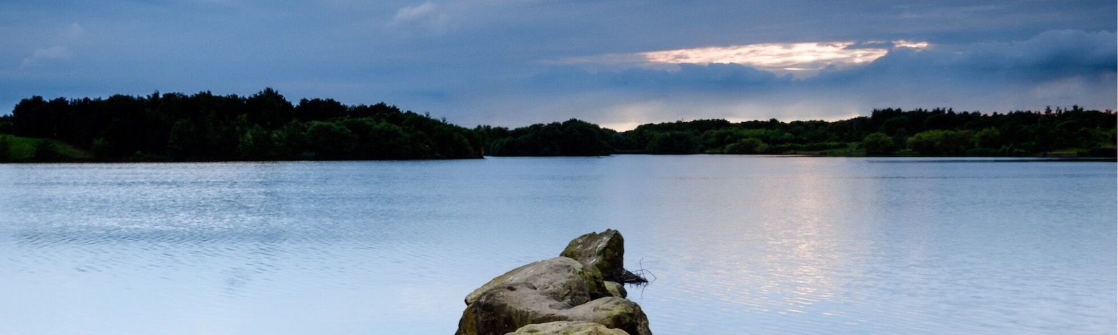 Moody deep blue sky’s over Manvers Lake, 1st time I’ve visited and will definitely be going back when we have a epic sunset as the sun sets just off to the right of the frame. 
#bvsblue
#blue
#moody
#lakes
#rocks