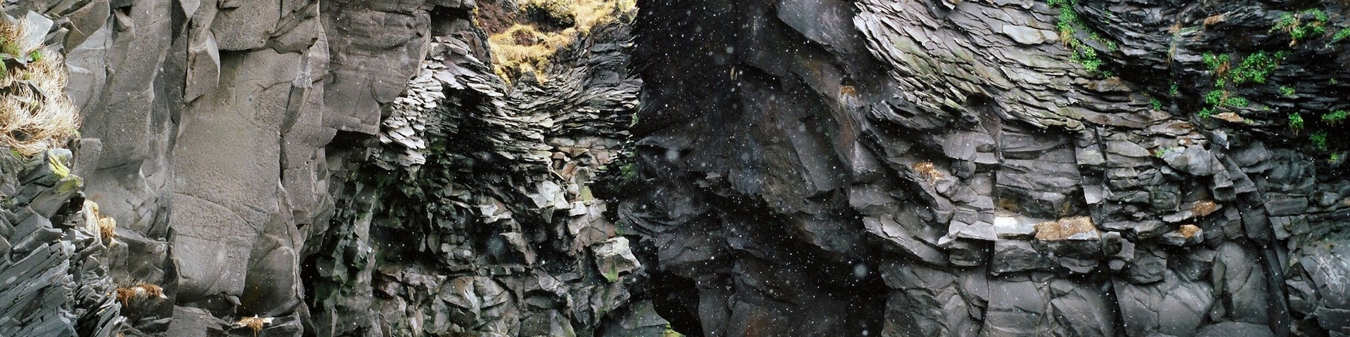 This gorgeous arch is on Hellnar's beach, on one of the ends of the beautiful clifftop walk between the small towns Hellnar and Arnarstapi. #iceland