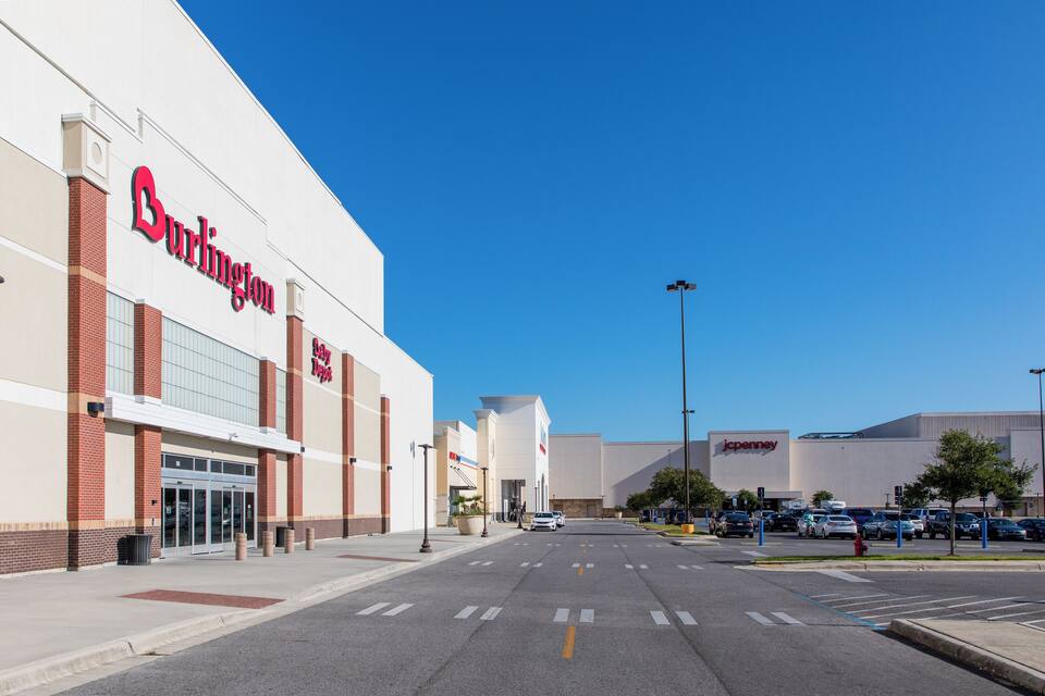Um centro comercial com lojas Burlington e JCPenney.