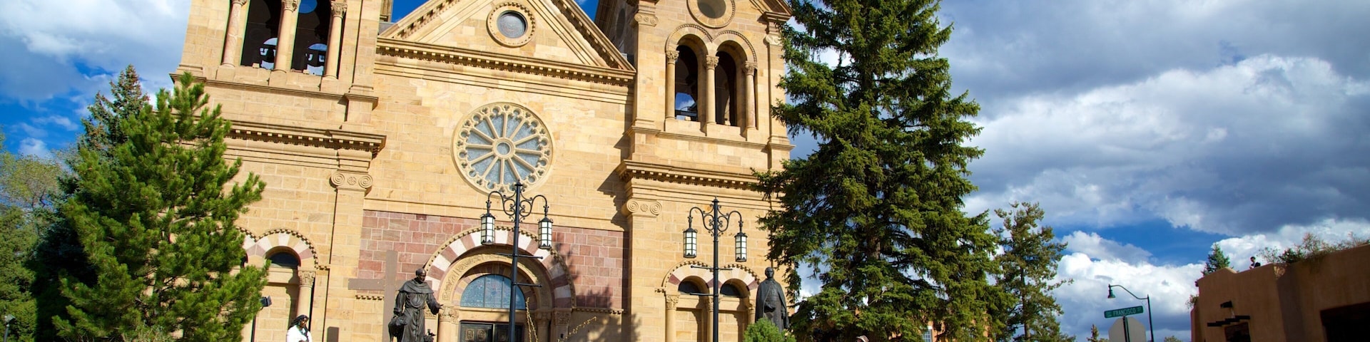 Santa Fe Plaza mostrando arquitetura de patrimônio, uma igreja ou catedral e cenas de rua