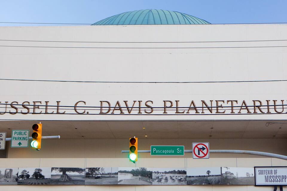 Um edifício com a placa