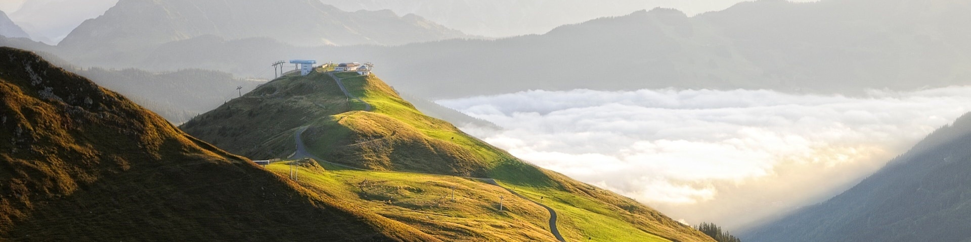 Estação de Esqui de Saalbach-Hinterglemm caracterizando fazenda e montanhas