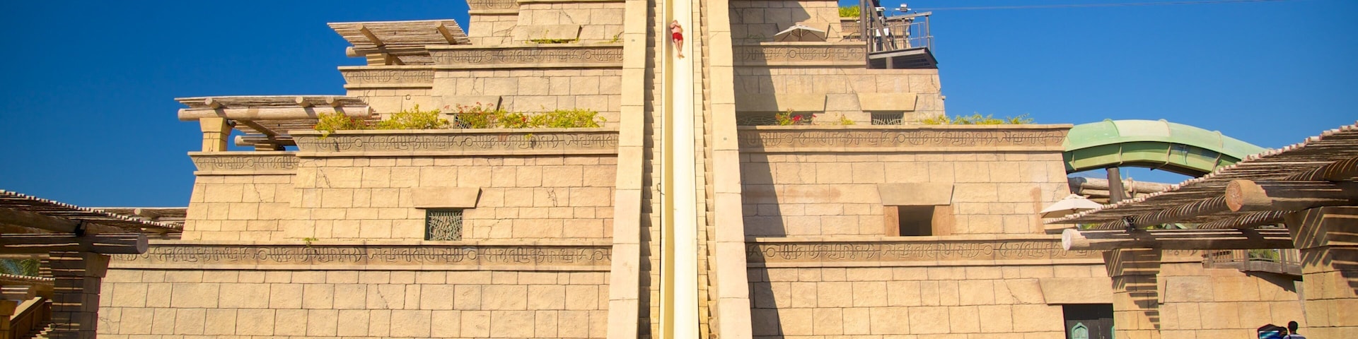 Aquaventure caracterizando uma piscina e um parque aquático