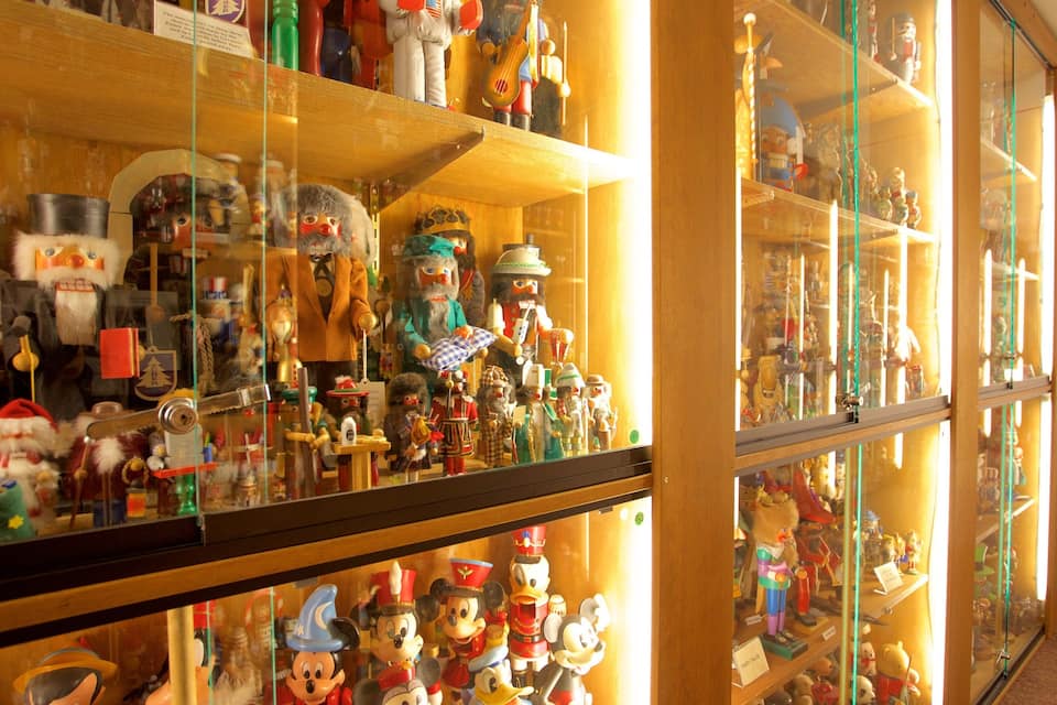 Uma coleção de diversas figuras e brinquedos expostos em vitrines.