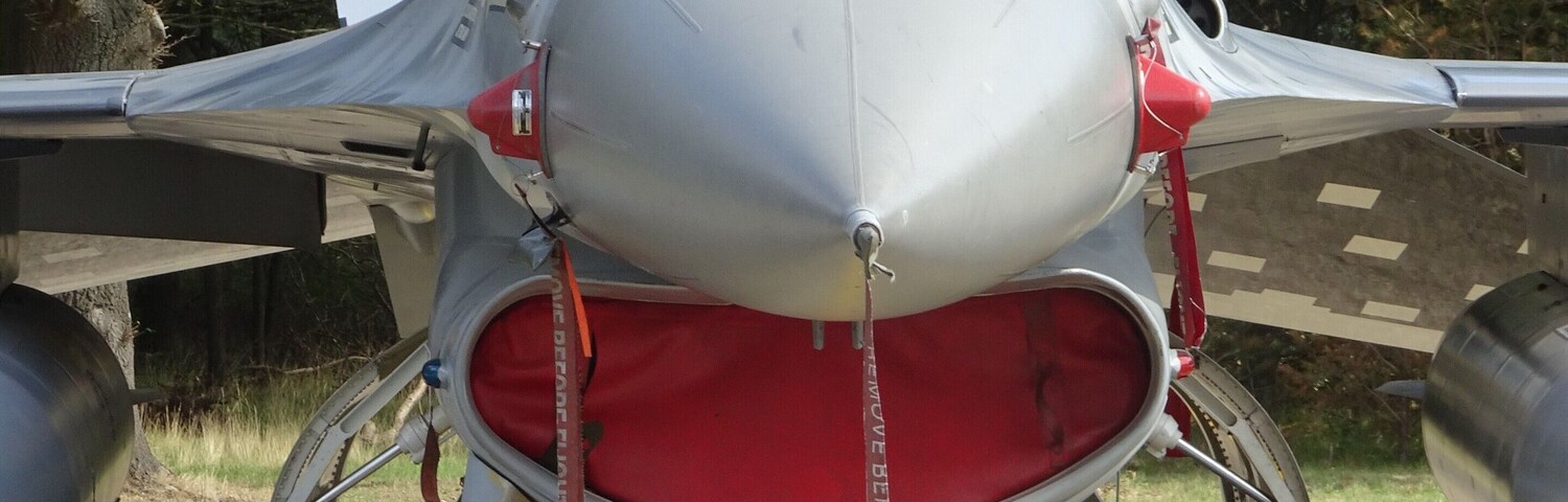 Belgian Air Force Days – Kleine Brogel - 8 & 9 September 2018
The Belgian F-16 fleet has 60 aircraft, of which 48 are assigned to NATO. These aircraft are centralized on two bases, Kleine Brogel and Florennes. The F-16 is a multifunctional fighter plane suitable for defensive, offensive and reconnaissance missions. Thanks to the new electronic defence equipment and a far-reaching Mid Life Update program (MLU), the F-16 remains (provisionally) operational.
In addition to missions in Europe and North Africa, Belgian F-16 carried out thousands of sorties in Afghanistan, Iraq and Syria.