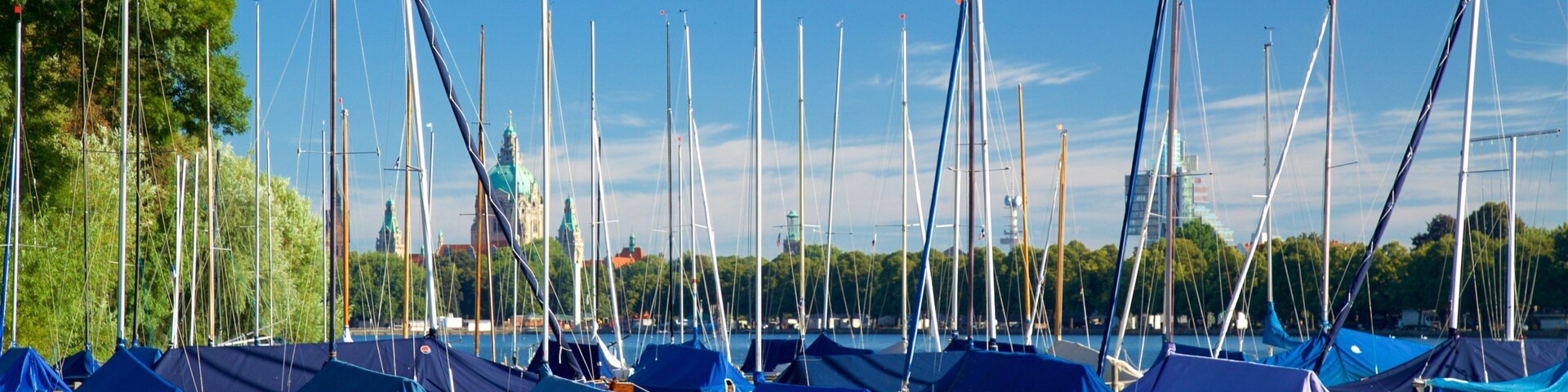 Maschsee which includes a bay or harbor