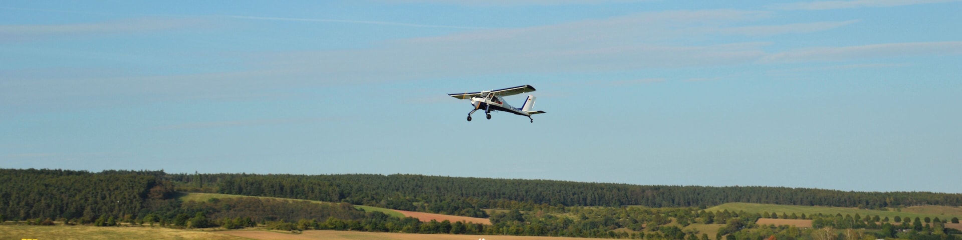 Start am Flugplatz Udersleben. Der Flugplatz zwischen Bad Frankenhausen und Udersleben wird seit 1990 unter der Leitung des Aeroclubs Hans Grade e. V. betrieben. Der Platz (Platzlänge 1400 m, 3 % Steigung Ost-West, Gras) am Kyffhäusersüdhang ist mit einer Landebahnlänge von 650 m bis 5,7 t für Motor-, Segel- und Modellflug, Helikopter, Ultraleicht, Fallschirmspringen und Ballons zugelassen.