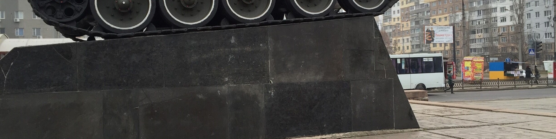 Um tanque militar em exposição num ambiente urbano.