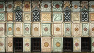 Parede com padrões de azulejos intrincados e elementos decorativos.