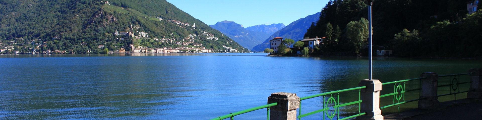 Porto Ceresio am Lago di Lugano. Der kleine Ort liegt in der Provinz Varese (Lombardei) an einer kleinen Bucht am Lago di Lugano in Italien gegenüber dem Schweizer Kanton Tessin.
