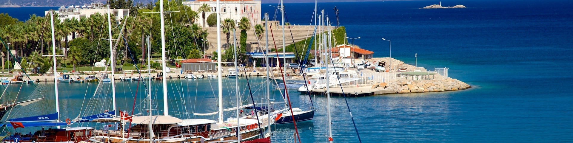 Porto de Ferries de Datça mostrando uma marina