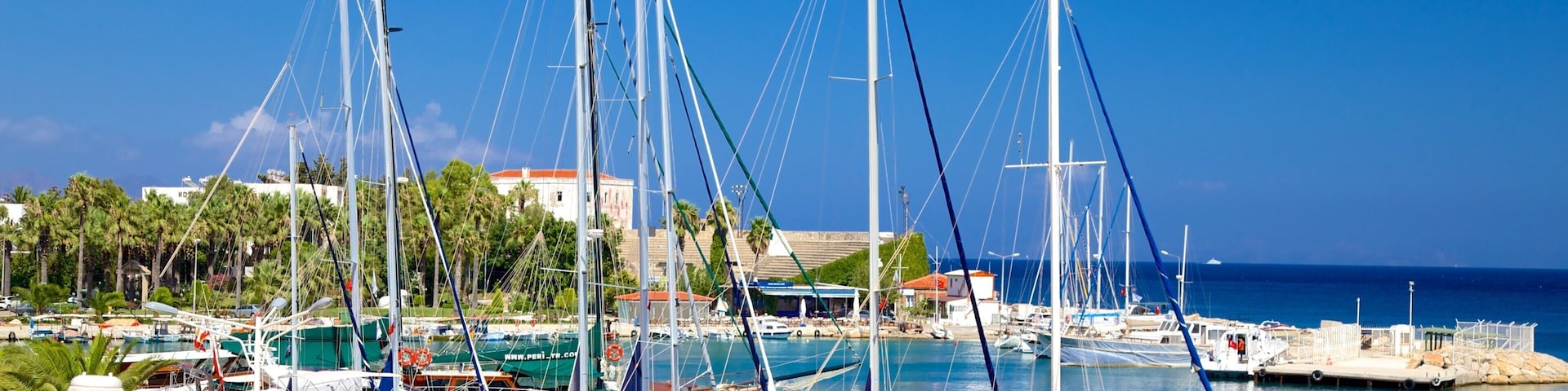 Porto de Ferries de Datça que inclui uma marina