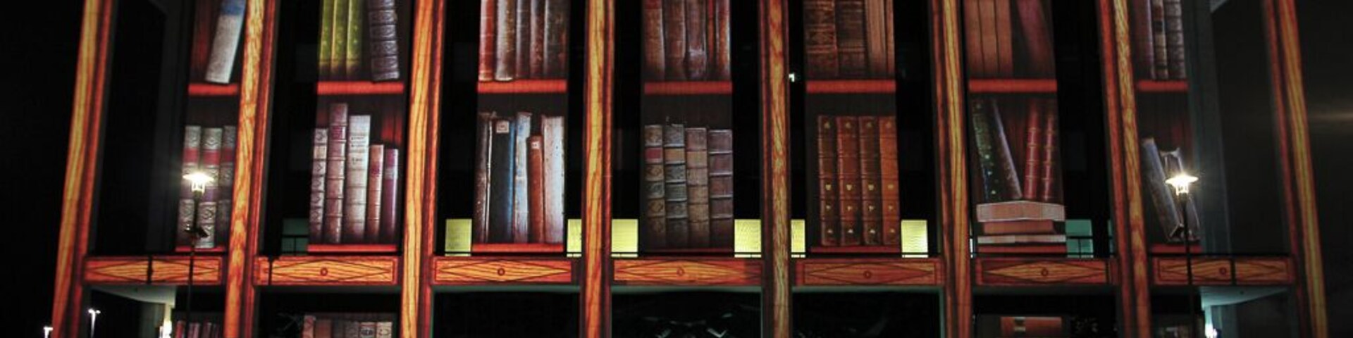 Autumn is quite a spectacular affair in Canberra as the deep reds, oranges and yellows creep into the foliage with earnest on a backdrop of the rich gold colour of the grass plains after another hot summer. Canberra comes alive for ten days and celebrates the coming of autumn with the Enlighten Festival, which literally lights up the Parliamentary Triangle. The first week in March is the time to visit. The Enlighten Festival is a must, with food, street performers, architectural projections, music, film and more to absorb over the 10 days.