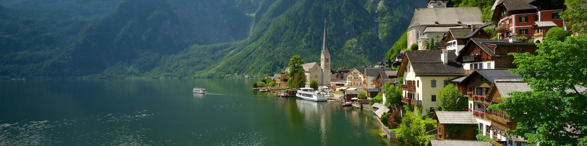 Hallstatt which includes heritage elements, a small town or village and mountains