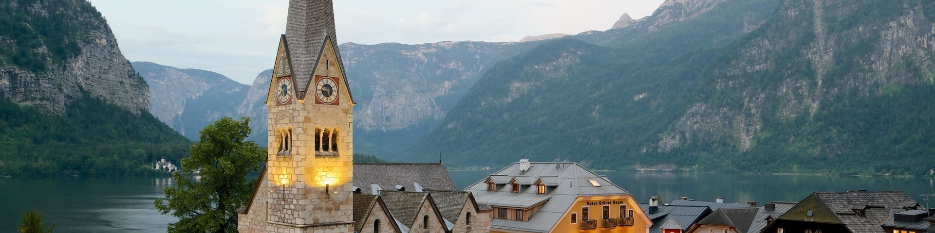 Hallstatt que inclui elementos de patrimônio, montanhas e um lago ou charco