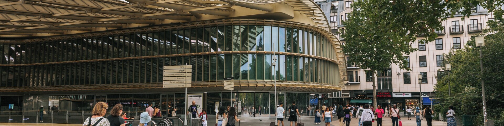 Um edifício moderno com fachada curva e entrada de vidro.