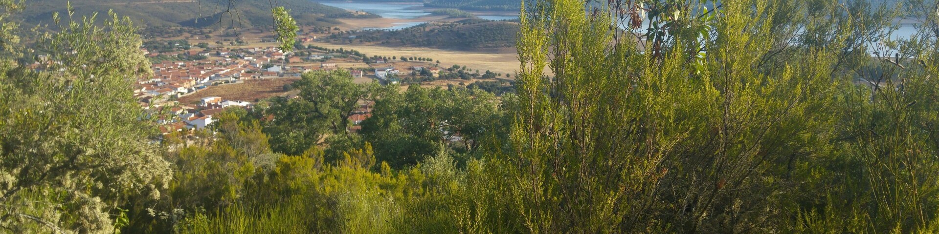 Vista del pueblo Helechosa de los Montes con el embalse de Cíjara al fondo
