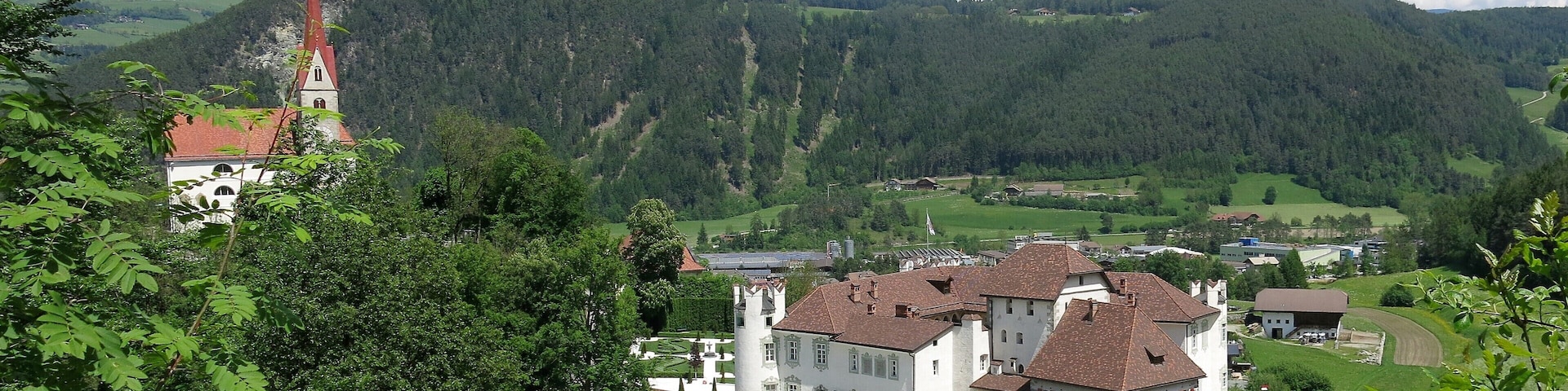 Schloss Ehrenburg und die Wallfahrtskirche "Maria Himmelfahrt" in Südtirol (Gemeinde Kiens) im Mai 2017, Ansicht von Südosten