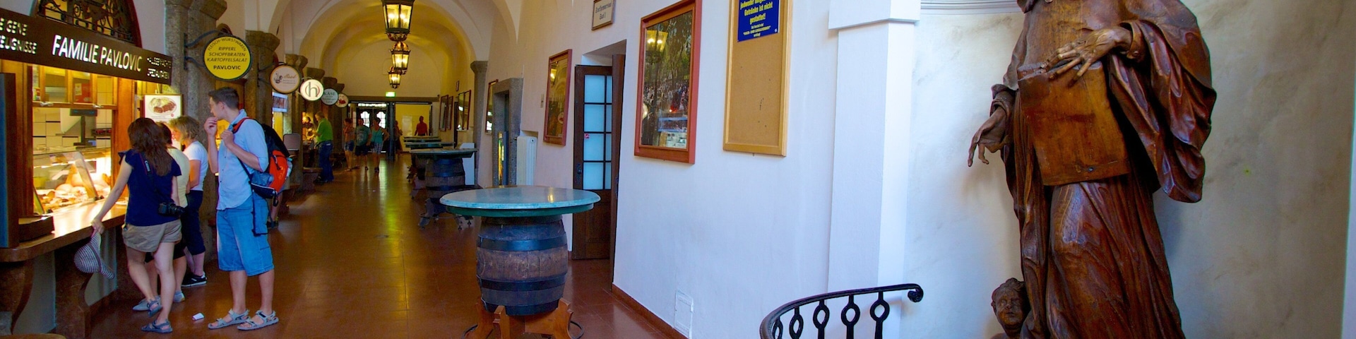 Cervejaria Augustiner caracterizando uma estátua ou escultura e vistas internas