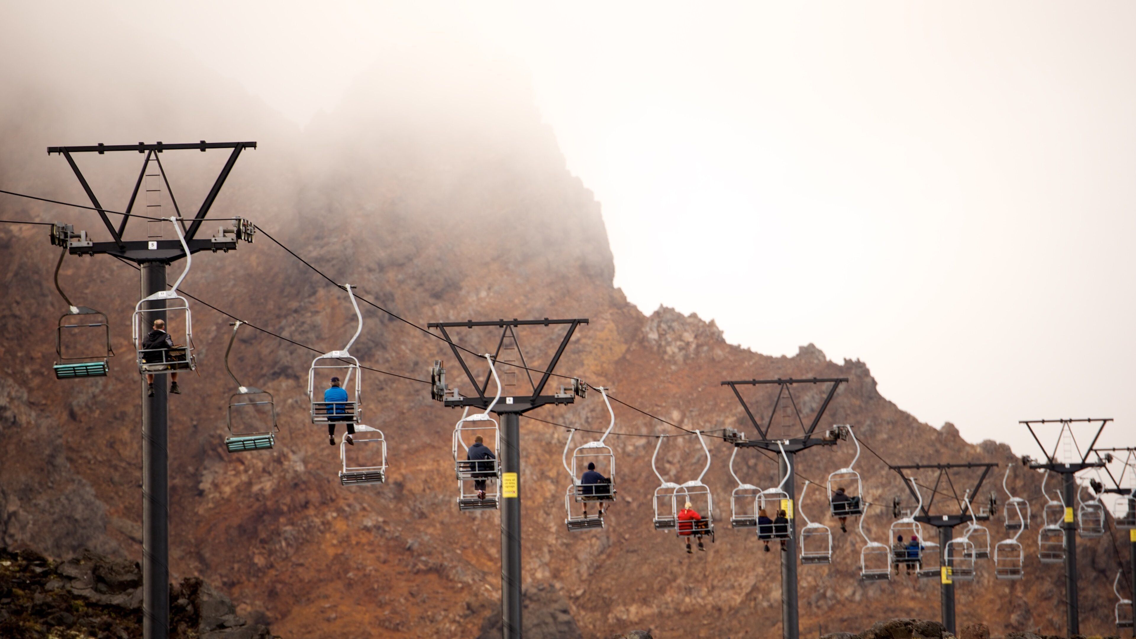 Teleférico transportando passageiros por uma montanha.