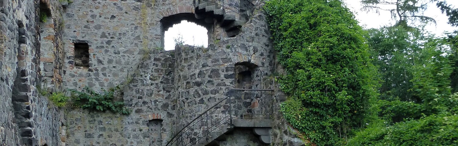 Treppenturm der Oberburg Staufenberg; oben rechts die Aussichtsplattform