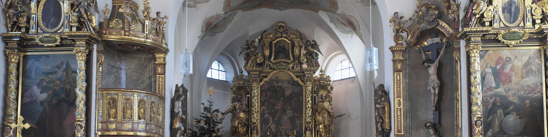 Katholische Pfarrkirche St. Johannes Evangelist in Hohenkammer im Landkreis Freising (Bayern/Deutschland), Innenraum