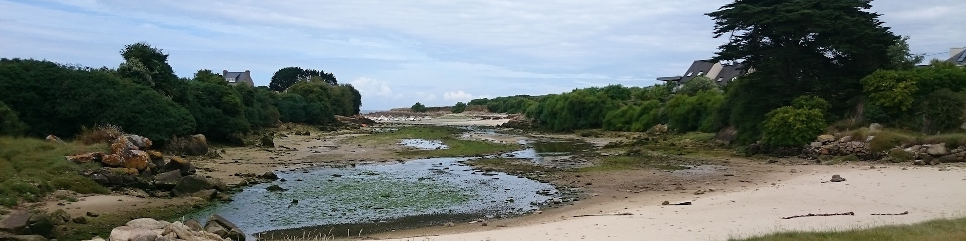 Une plage au bout d'une grêve à Mogueriec.