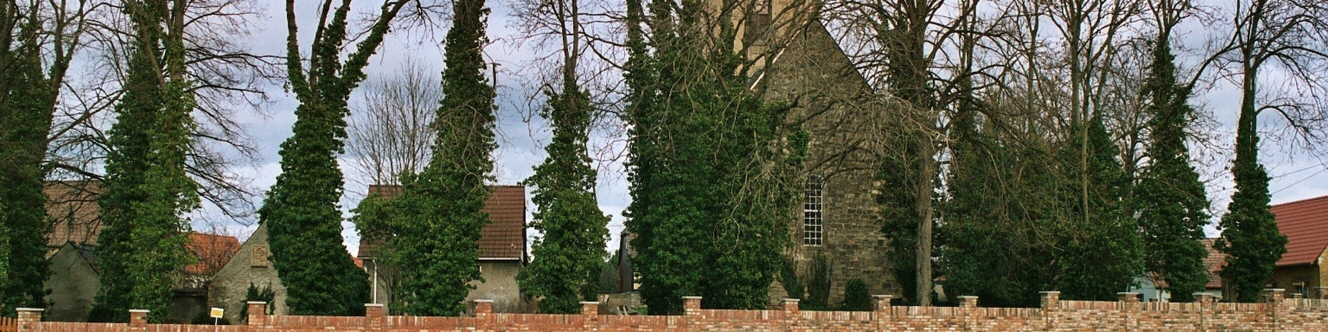 Reichardtswerben (Weißenfels), the Oberteich (upper pond) and the village church
