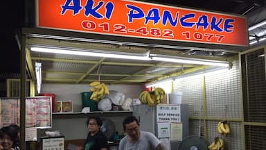 Carrinho de comida de rua chamado "Aki Pancake" com o número de telefone 012-482-1077.
