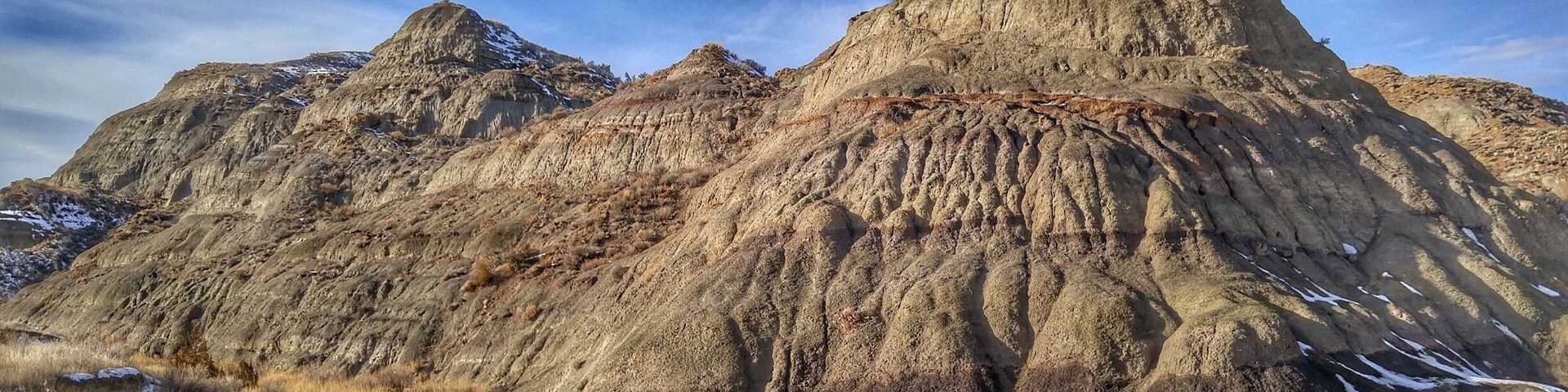 If you’re into crazy scenery, signs that warn of rattlesnakes and Montana beauty and adventure then Makoshika State Park in Glendive Montana is your place! Amazing views, hikes and scenery. #hiking