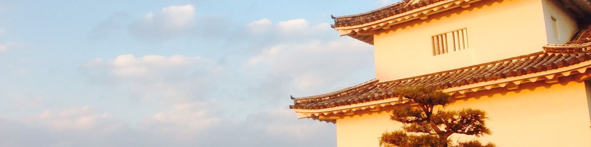 It is on small hill so that we can see beautiful landscape and ocean with the Castle.