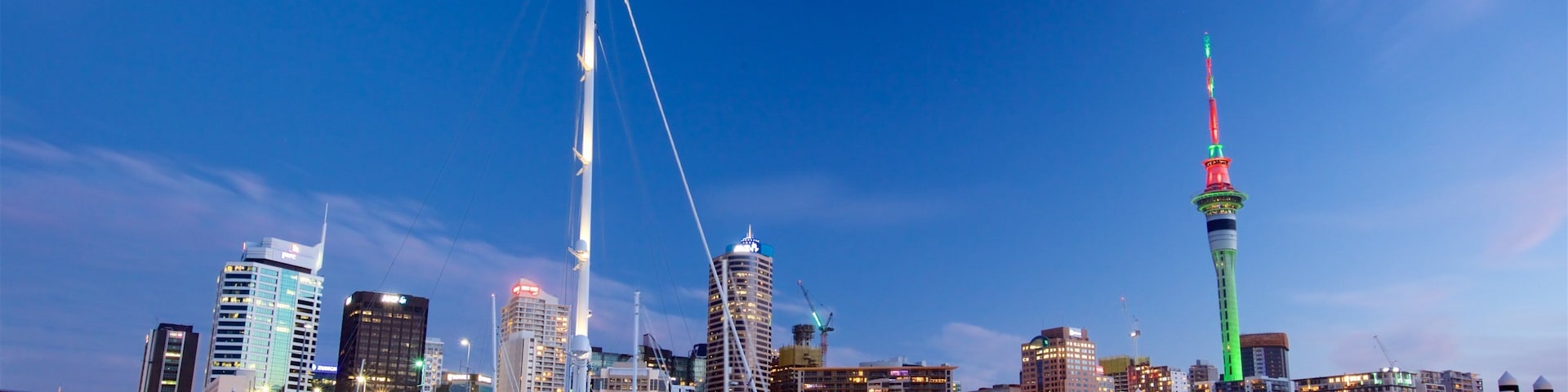 Viaduct Harbour mostrando cenas noturnas, uma baía ou porto e um arranha-céu