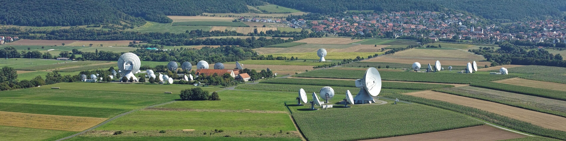 Die Erdfunkstelle Fuchsstadt vom 100 m höheren Hammelberg aus. Die Erdfunkstelle befindet sich im unterfrĂ€nkischen Landkreis Bad Kissingen auf dem Gebiet der Gemeinde Fuchsstadt. Sie wurde von der Deutschen Bundespost gebaut und wird derzeit vom US-amerikanischen Unternehmen Intelsat betrieben. Die Erdfunkstelle Fuchsstadt dient als Bodenstation fĂŒr die Kommunikation mit Nachrichtensatelliten und ermöglicht unter anderem satellitengestĂŒtzte TelefongesprĂ€che, Internet-Verbindungen und Fernsehsendungen. Zurzeit besteht die Erdfunkstelle aus mehr als 50 Parabolantennen, darunter zwei Antennen vom Typ A mit einem Durchmesser von 32 Metern und etwa 25 weitere mit jeweils mehr als 9,3 Metern. Die Erdfunkstelle ist damit eine der gröĂten Satelliten-Kommunikationsanlagen der Welt.