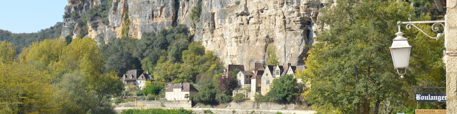 Boattrip along the nice rocks near La Roque-Cageac at the Dordogneriver