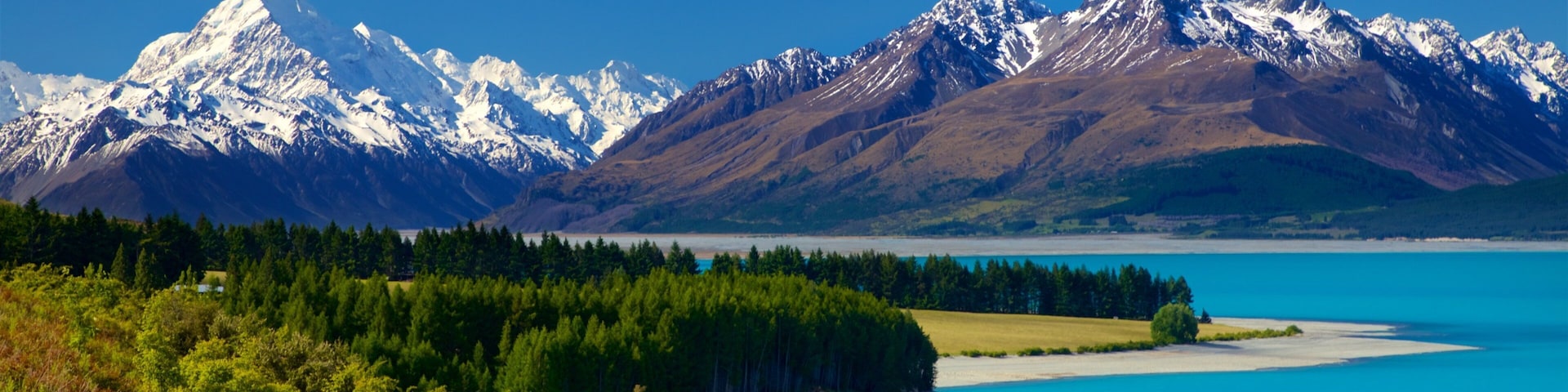 Mount Cook National Park showing a lake or waterhole, snow and tranquil scenes