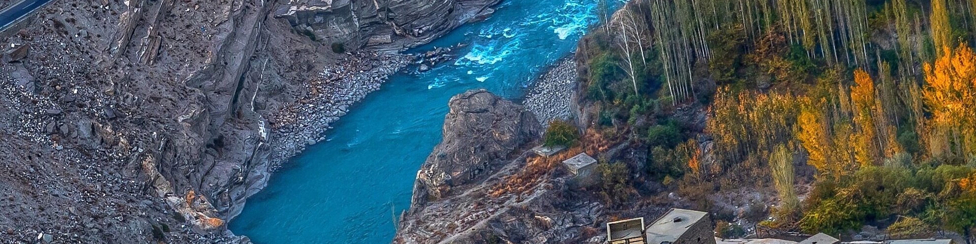Sunrise view of the 1100yrs old Altit Fort from Eagle's Nest, Hunza. One of the unique autumn one can find anywhere in the world represented by the golden color, the rugged mountains with azure sky. #Hunza #Autumn #EaglesNest #TravelPhotography #AltitFort #Sunrise
