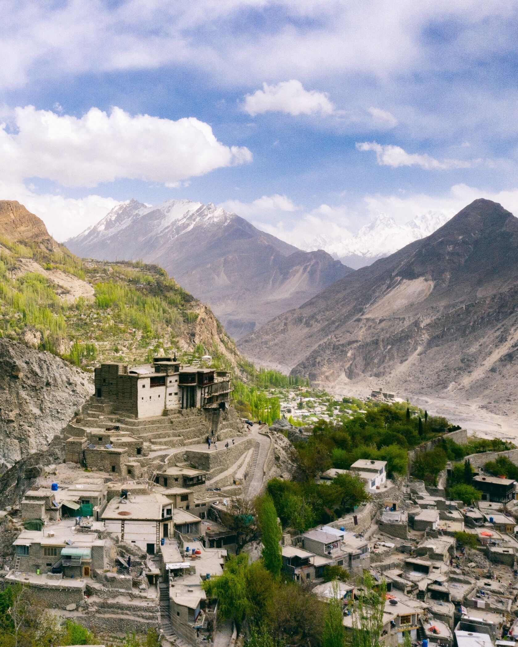 Whoa these mountains! Nestled away between stone giants is the Tibetan style Baltit Fort. A gem to check out for sure. It’s surrounded by the tallest mountains in the world! #pakistan #karimabad #travel