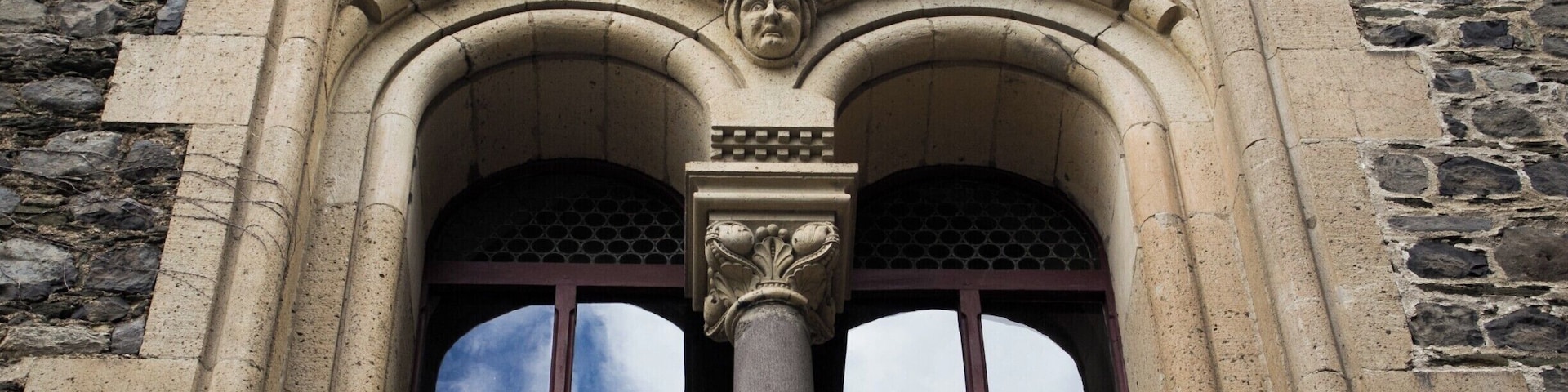 I absolutely love how perfectly the sky reflected in the windows of the castle. #bvstrove #instone