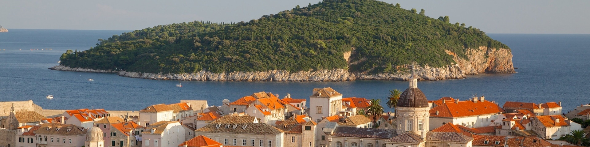 Ilha Lokrum que inclui paisagens da ilha e uma cidade litorânea