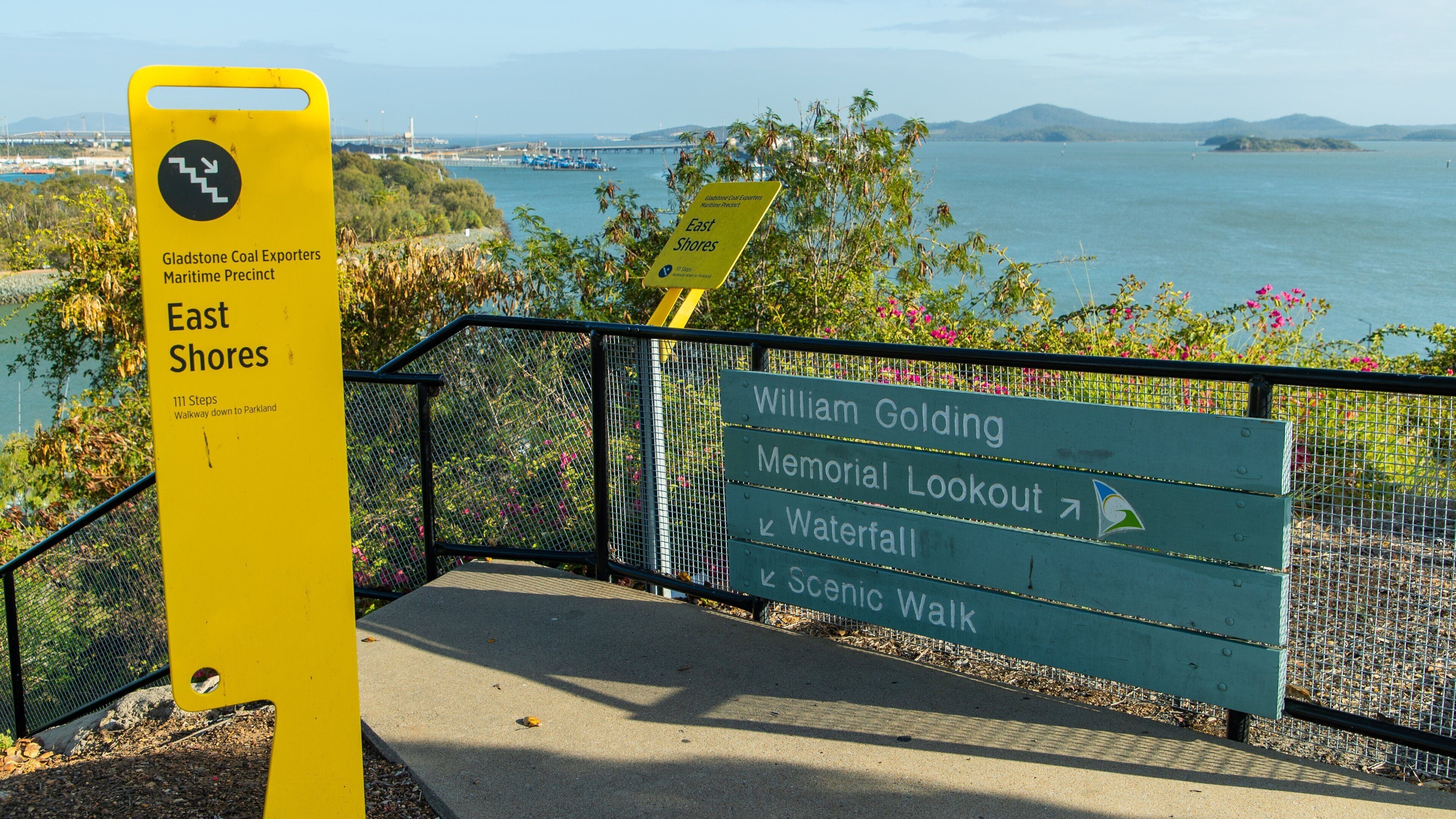 Placa de sinalização com indicações para East Shores, Mirante Memorial William Golding, Cachoeira e Trilha Panorâmica.