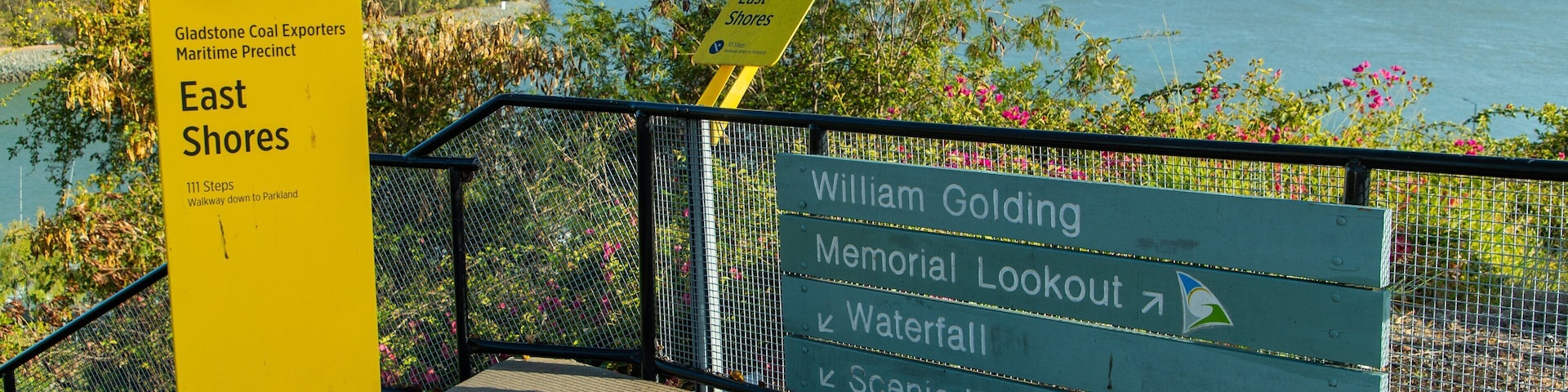 Placa de sinalização com indicações para East Shores, Mirante Memorial William Golding, Cachoeira e Trilha Panorâmica.